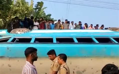 തൃശ്ശൂരില്‍ സ്വകാര്യ ബസ് താഴ്ചയിലേക്ക് മറിഞ്ഞു നിരവധിപേര്‍ക്ക് പരിക്ക്
