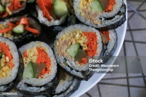 찐 흰 쌀밥과 다양한 재료로 만든 김밥 롤을 말아서 만듭니다 한국 길거리 음식 김밥에 대한 스톡 사진 및 기타 이미지 김밥