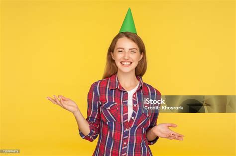 생일 축하합니다 행복 한 아름 다운 생강 소녀의 초상화 와 재미 파티 콘 에 머리 보여주는 질문 제스처 와 제기 손 20 29세에 대한 스톡 사진 및 기타 이미지 Istock