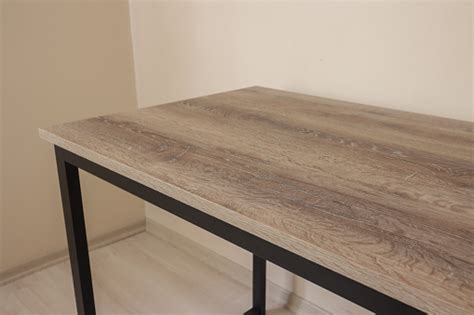 블랙 페인트 금속 프로파일 프레임 금속 프로파일 워크 벤치 각도 보기 테이블pc 책상 0명에 대한 스톡 사진 및 기타 이미지