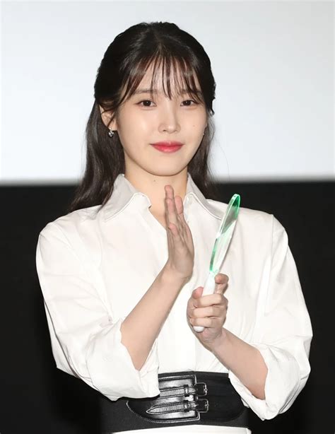 별안간 표절 의혹으로 고발당한 아이유 쿨하게 무시…큰 결단 내렸다 위키트리