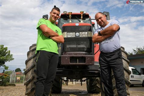 Foto Tata I Sin Krunoslav I Darijan Vozili Su Traktor I Prije Nego što Su Prohodali A Sada Su