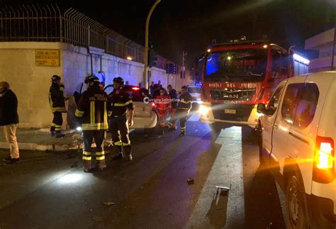 Scontro Allincrocio Tra Auto E Furgoncino Ferita Una Ragazza