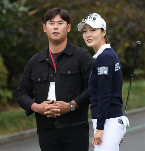 연인 오지현 프로를 응원하는 김시우 KLPGA