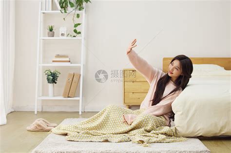 冬日居家女孩享受午后时光高清图片下载 正版图片507513577 摄图网