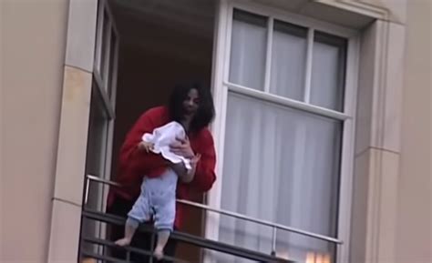 Sećate se skandala sa bebom Majkla Džeksona Evo gde je taj dečak danas i kako mu je to otežalo