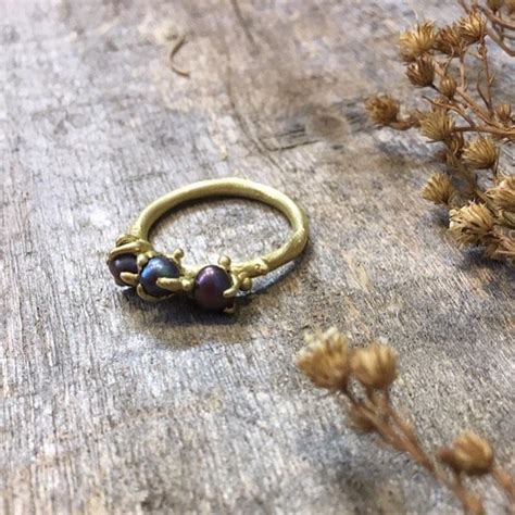 Anillo Con Tres Perlas Negras Engarzado En Bronce Cada Uno De Estos