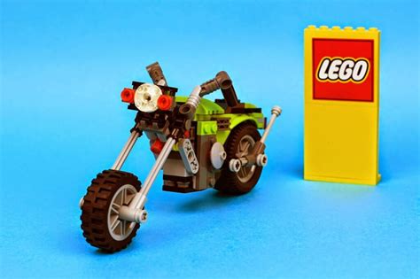 Jak zbudować LEGO CREATOR Motocykl Chopper Pokoloruj Świat