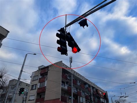 Внимание Опасност дебне шофьори и пешеходци на кръстовище във Враца