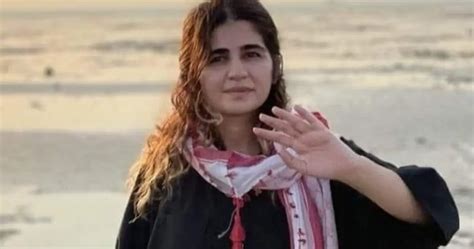 ناشطة بعد اعتقالها لهتافها ضد خامنئيحياة أسرتي وعيشهم في خطر إيران