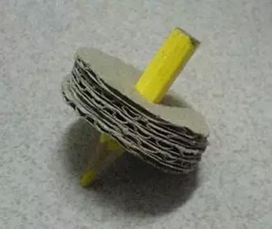 巧用硬纸板和铅笔头自制陀螺