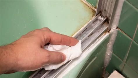 Cómo limpiar los rieles de las puertas corredizas con cartón