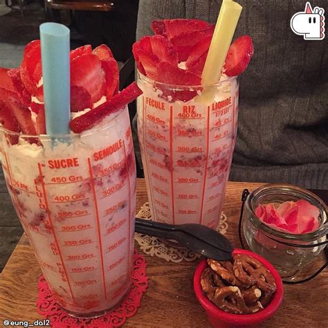 나만 알고싶은 꿀팁 가을에 피어난 딸기꽃이 올라간 딸기라떼 신촌 Atoz🍓 ️ 딸기덕후들 신촌 안