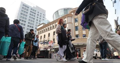 사회적 거리두기 해제에 작년 신용카드 결제액 135↑