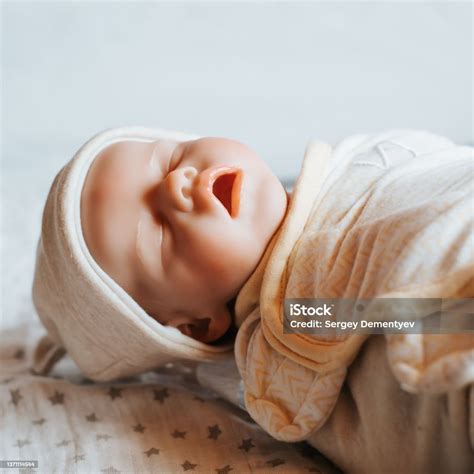 신생아 사실적인 인형의 초상화 귀여운 옷과 모자에 자고 아기의 수제 장난감 닫습니다 선택적 소프트 포커스 20 24세에 대한 스톡 사진 및 기타 이미지 Istock