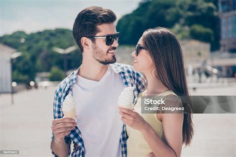원래 사랑 스러운 명랑 귀여운 커플 서로 달콤한 맛 있는 맛 있는 아이스크림 와플 콘 뜨거운 화창한 날씨 러브 스토리에에서 멋진