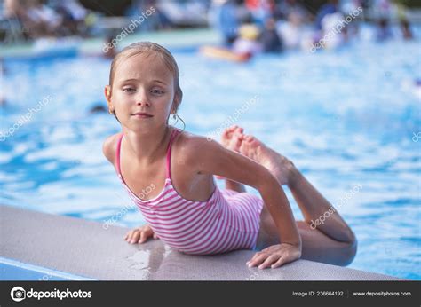 Vacker Liten Flicka Simmar Poolen Söt Liten Flicka Pool Soligt