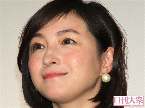 「気持ちよさそ！」広末涼子、“露出多め黒シースルー衣装”の写真集オフショット公開！「スタイル抜群」「何でそんなに綺麗なんですか