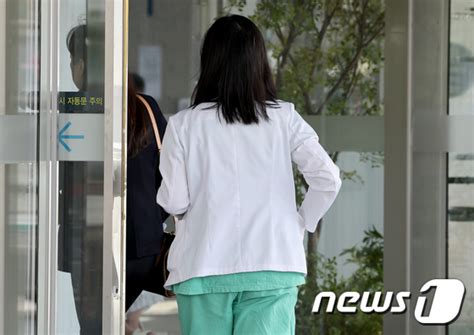 병원 들어가는 의료진 뉴스1