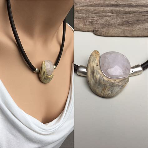 Holzschmuck Halskette Collier Anhänger Holz und Rosenquarz auf