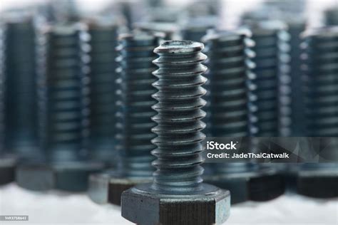 산업 및 수리를 위한 금속 볼트는 그룹에 서 있습니다 너트 기계 구성 요소를 조인트하는 은색 볼트 잠금 너트 와셔에 회색 볼트 사용 흰색 배경 격리 0명에 대한 스톡 사진