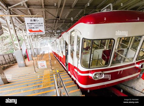 Japan Nankai Bahn Koya Linie Steile Trat Einschiffung Plattform Der Korasan Station Mit Leeren
