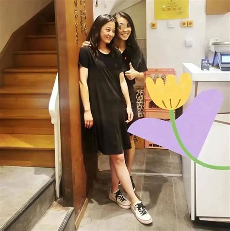 梅婷人品真好啊！刻意弯着腿跟粉丝合影，一点不在意凸显小肚子！那一种黑色时候