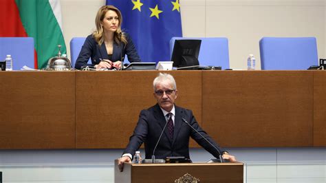 Спор в парламента заради изписването на „Демокрация права и свободи” и