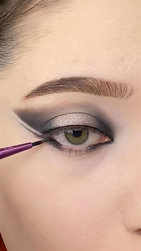 Edgy Holiday Makeup Idea Eye Makeup Tutorial Makeup Tutorial Eye