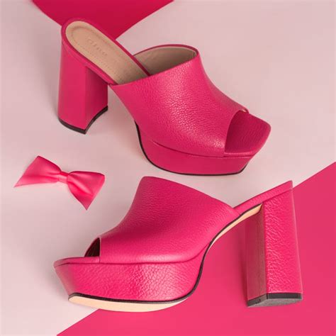 고립된 고무 밑창 높은 밑창 다채로운 대담한 색상 디자이너 신발 럭셔리 모델링 미니멀리스트 디자인 밝은 분홍색 블록 힐 사진 촬영 선명한 섹시한 힐