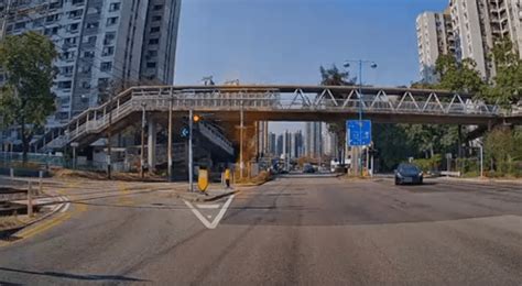 車Cam直擊屯門Tesla高難度駛入友愛邨 網民 大地任我行 星島日報