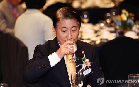 물 마시는 이동관 방통위원장 연합뉴스