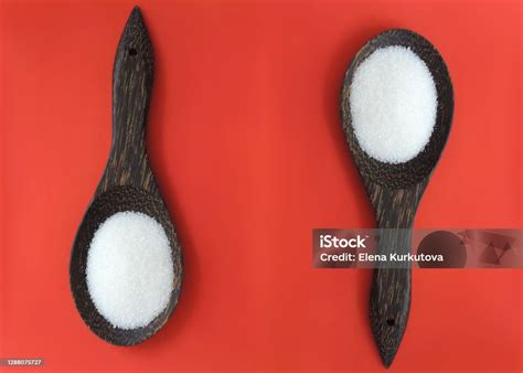 붉은 배경에 설탕과 어두운 숟가락의 콜라주 나무 상단 보기 0명에 대한 스톡 사진 및 기타 이미지 0명 금속 달걀