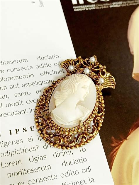 Vintage Jewelry Florenza Cameo 浮雕女神 皇冠 別針 老時光製造所｜胸針人氣榜 Pinkoi