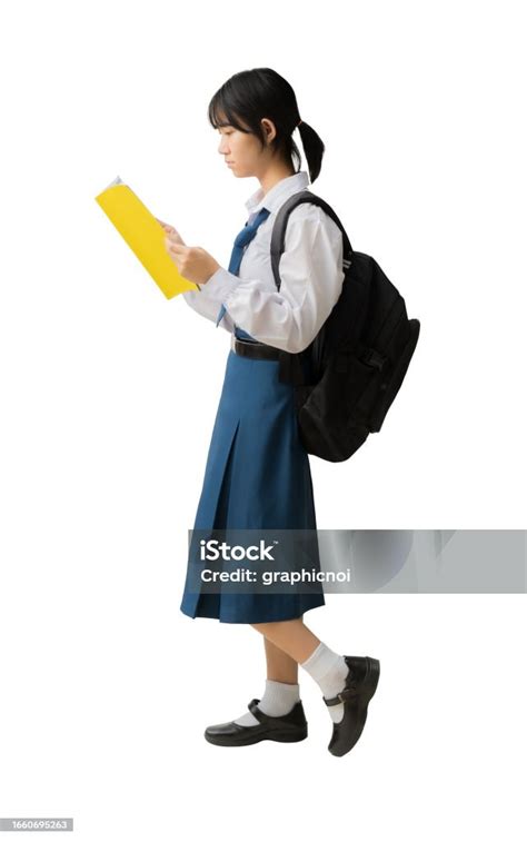分離型背景に本とバックパックを持つ制服を着た幸せな笑顔のアジアの学生娘デザイン作業用の切り取りパス 全身のストックフォトや画像を多数ご用意