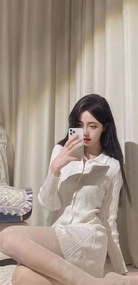 白衣女子优雅自拍，柔和氛围尽显温柔气质 优质全面屏壁纸表情包图片动图 求表情网 斗图从此不求人