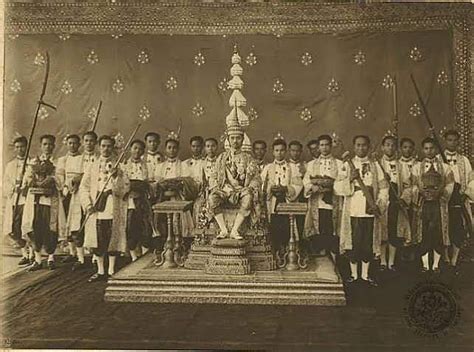 พระบาทสมเด็จพระปกเกล้าเจ้าอยู่หัว พร้อมด้วยข้าราชบริพารเชิญเครื่อง