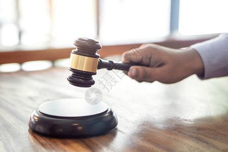 法律咨询和司法概念男咨询律师或公证人处理重要案件的文件和合同文件和木槌法高清图片下载 正版图片502586009 摄图网