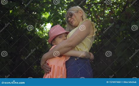 Madre Rubia Y Su Hija Pasan Tiempo Juntos En El JardÃn De Verano O En
