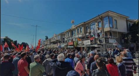 ТЕНЗИЧНО ВО ОХРИД Полицијата едвај ги задржа граѓаните да влезат во