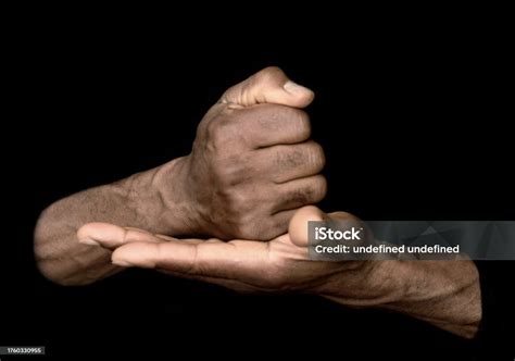 수화 와 손 몸짓 말하기 몸짓 와 사람 통하고 있는 검정 배경 스톡 사진 Health에 대한 스톡 사진 및 기타 이미지