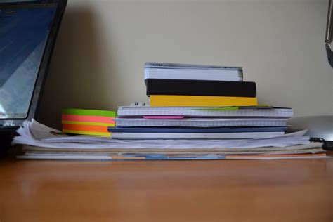На столе лежит стопка из 93 фото