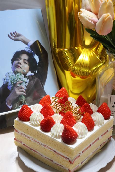 Bts Community Posts Happy Taehyung Day🕊 𓂃𓈒 𓂂𓏸 テテと自分の合同センイルケーキを作りました🍓