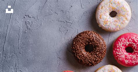 스프링클이 달린 도넛 그룹 사진 Unsplash의 무료 멜리토폴 이미지