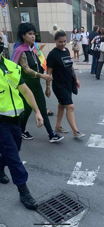 ПЪЛНА АНАРХИЯ Метежниците рамо до рамо с гейпарада гейове и лесбийки шестват из София с