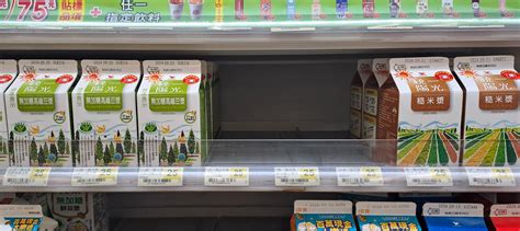 跑了7 11、萊爾富 、全家、全聯、美廉社五家超商超市 居然找不到一罐粉紅色包裝低糖高纖豆漿 一罐都沒有 貨架上基本上都長這樣 它真的這麼熱門嗎 好想喝 ；∀；