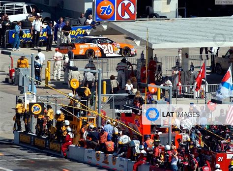 Nascar Winston Cup Daytona 500 Tony Stewart Rolls Back To The Garage To