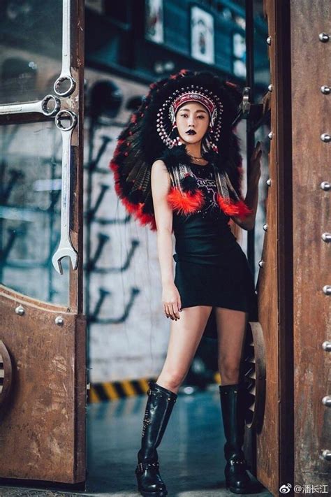 潘长江晒34岁女儿潘阳近照，鸡毛掸子造型，黑脸黑唇酷劲十足！ 每日头条