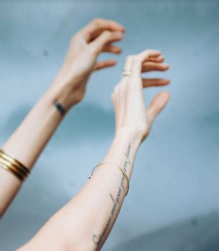 13 idées de tatouages au poignet pour être au top du glamour