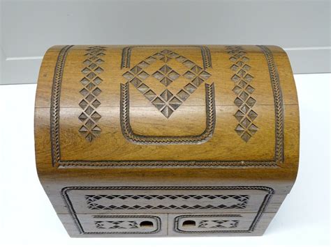 JOLI ANCIEN COFFRET BOIS Sculpté ouverture fermeture A SYSTEME coffret